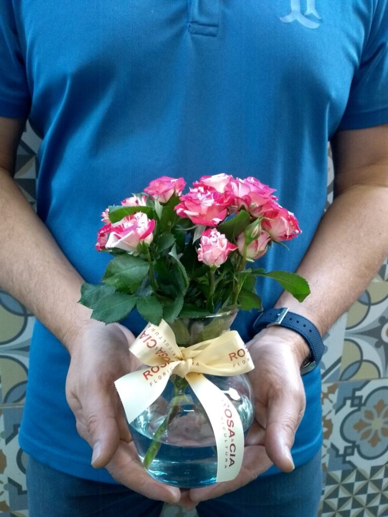 Vaso de mini rosas – Rosa e Cia Floricultura